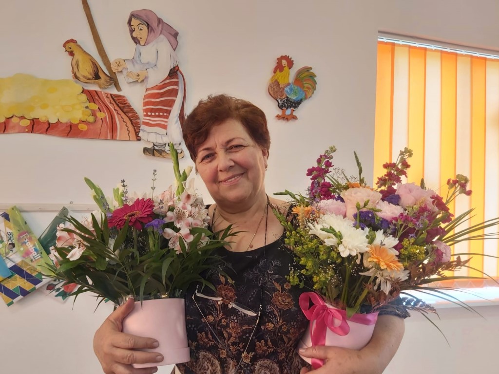 FOTO: Educatoarea Ioana Banu a ieșit la pensie după 44 de ani de ... FOTO: Educatoarea Ioana Banu a ieșit la pensie după 44 de ani de ...