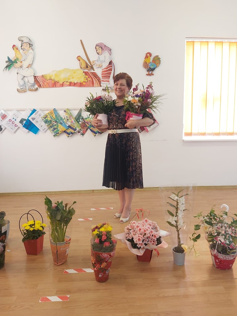 FOTO: Educatoarea Ioana Banu a ieșit la pensie după 44 de ani de ... FOTO: Educatoarea Ioana Banu a ieșit la pensie după 44 de ani de ...